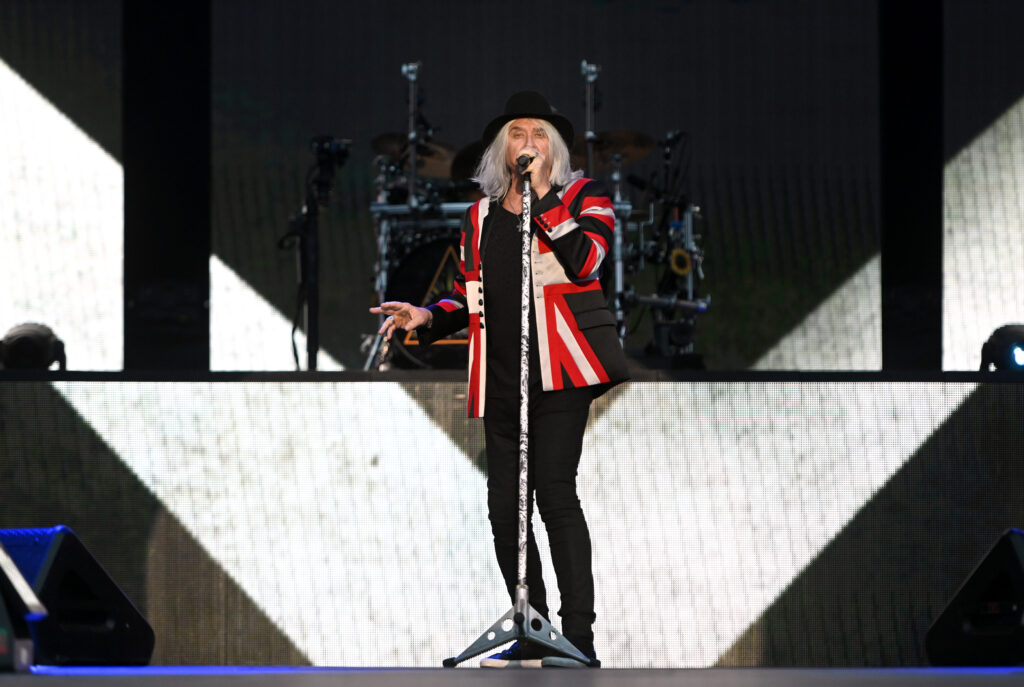 Lead singer of Def Leppard Joe Elliott shares video warning fans of ...