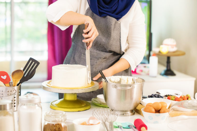 The One Tool You Need for a Professional Looking Cake - Studio 5