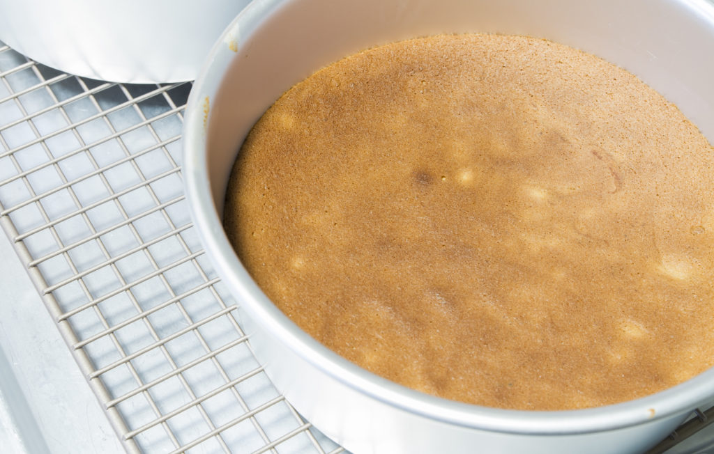 Stuck cake? This is the key to getting it out of the pan... - Studio 5