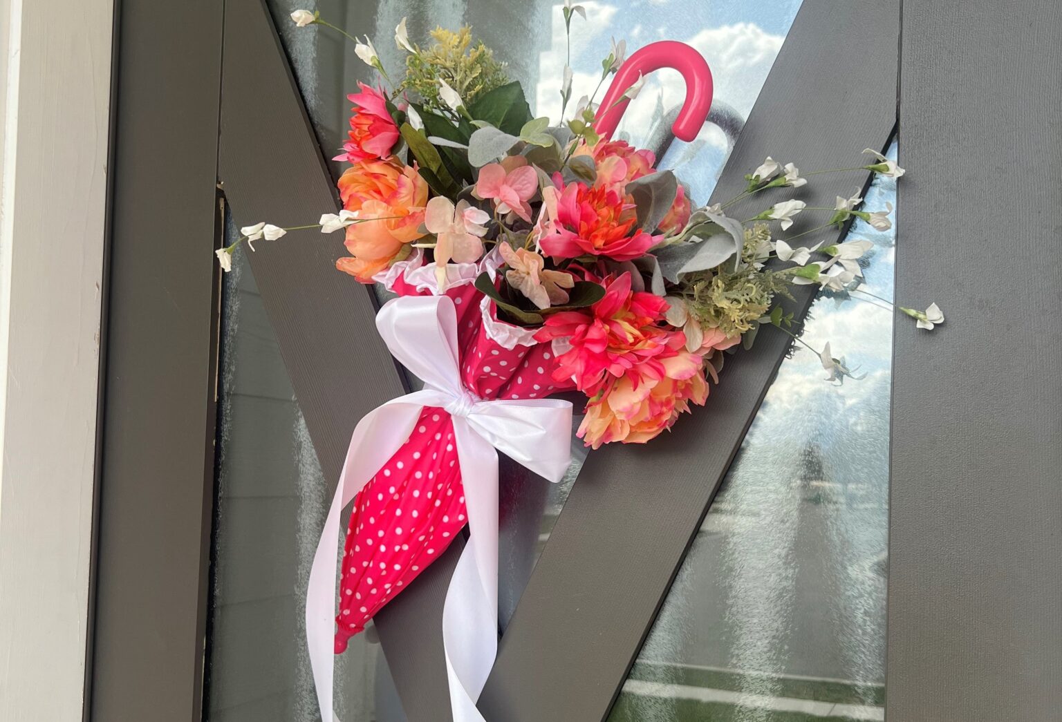 It's the perfect door décor for a wet spring! How to make a floral ...
