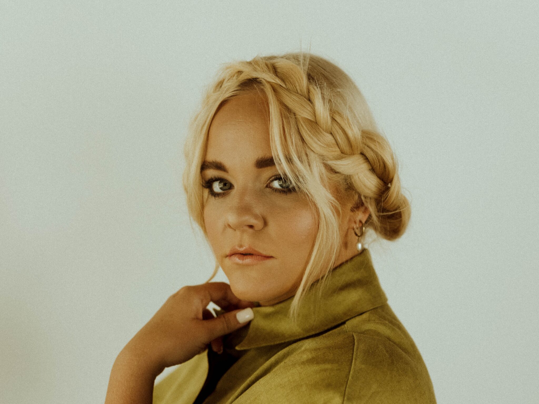 Meet Deseret Book Singer/ Songwriter Emma Nissen - Studio 5