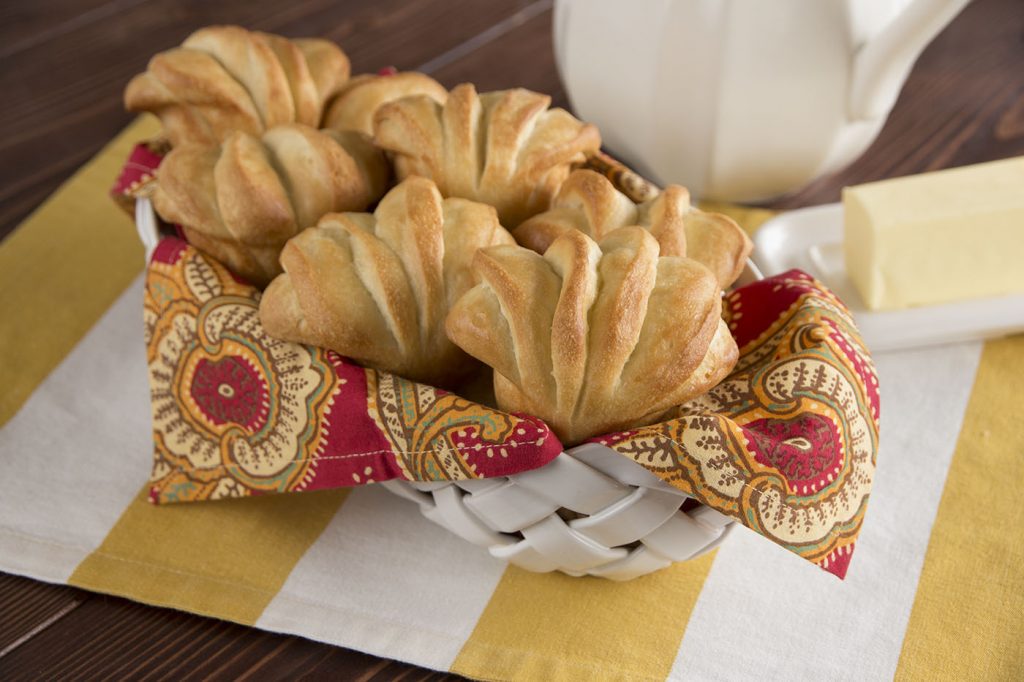 Try out some fancy roll shapes this holiday season! Here are 6 for your ...