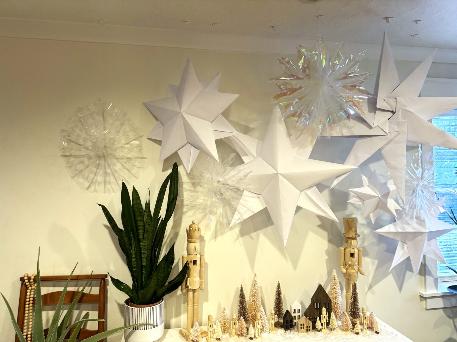 Giant paper stars are impressive Christmas décor pieces! Here's how to ...