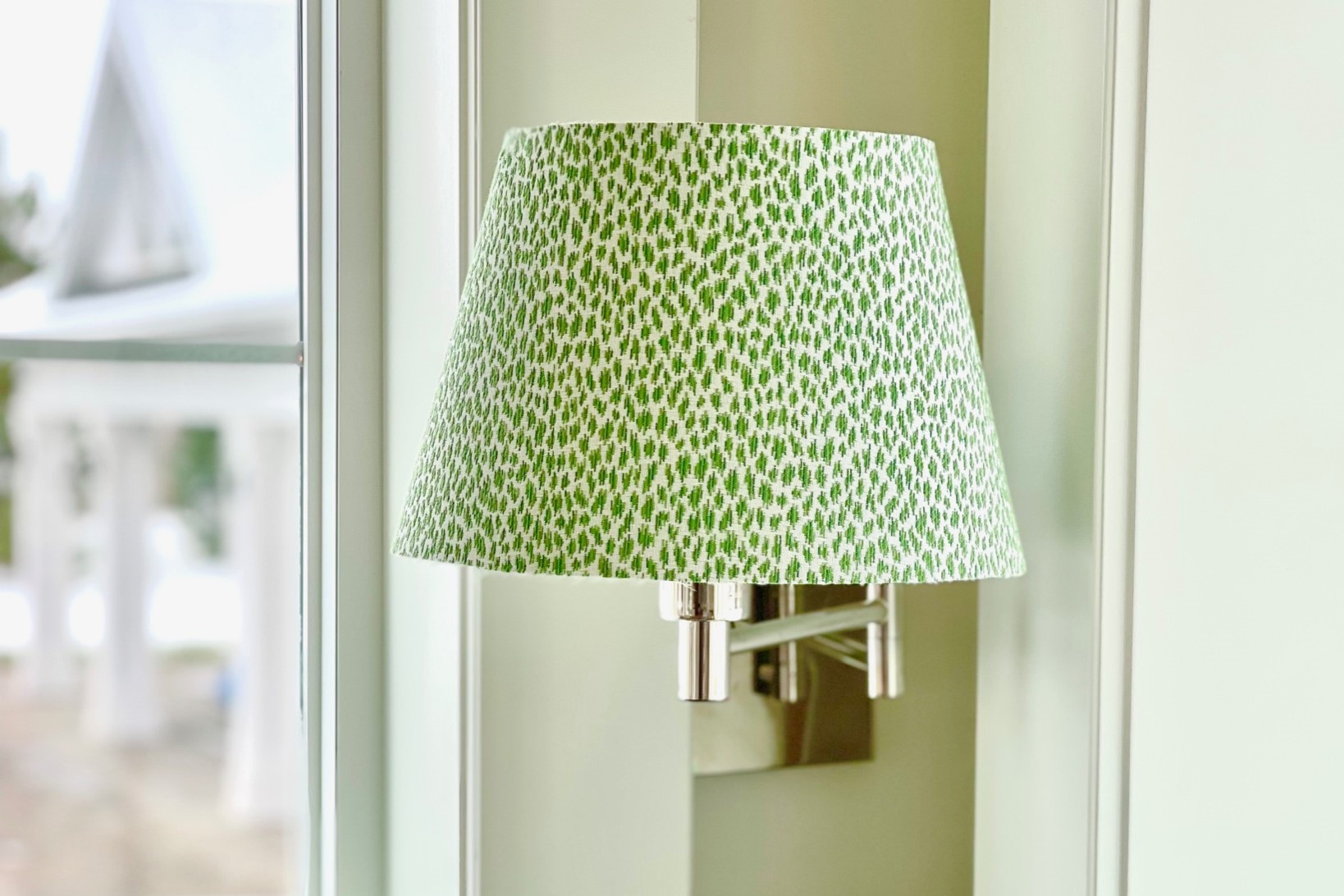 DIY a cuter lampshade! Here are the steps to customize your own