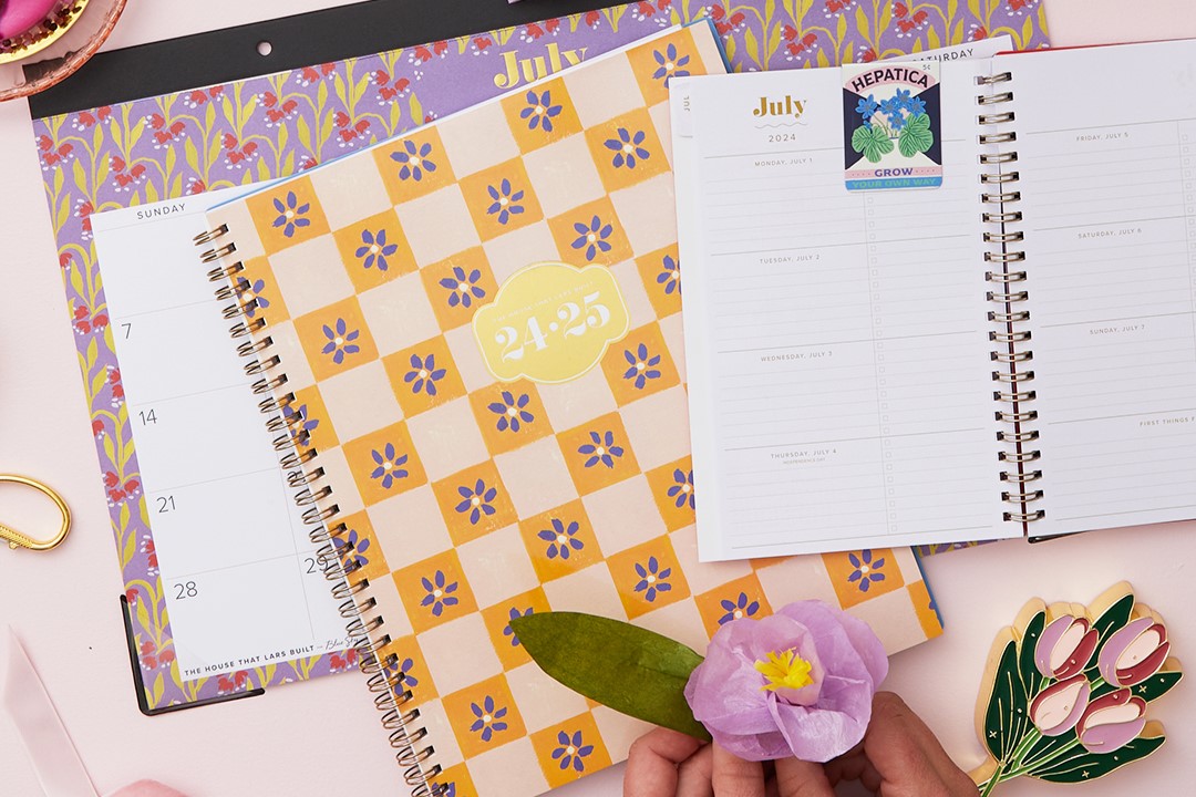 Put it on paper! 3 paper calendars every woman should own