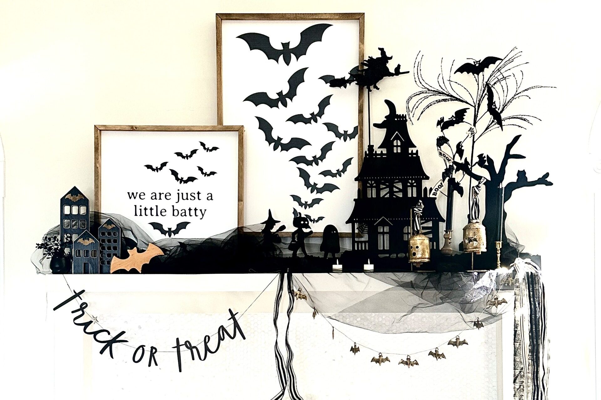 A free printable makes haunted house decor easy! 4 ways to stage this ...